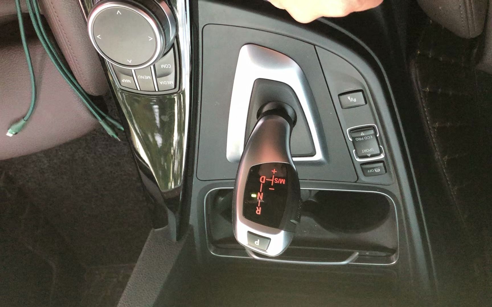 自动挡红绿灯停车,挂N档还是D档踩刹车,别被忽悠了
