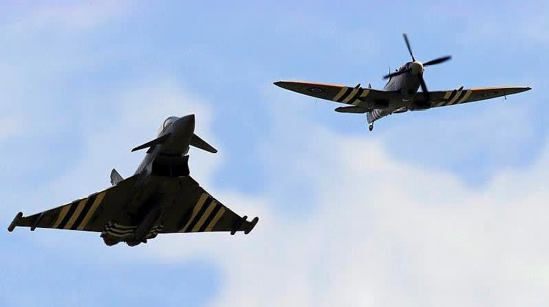 2018范堡罗航展开幕式,英国红箭飞行表演队喷火战机点燃全场