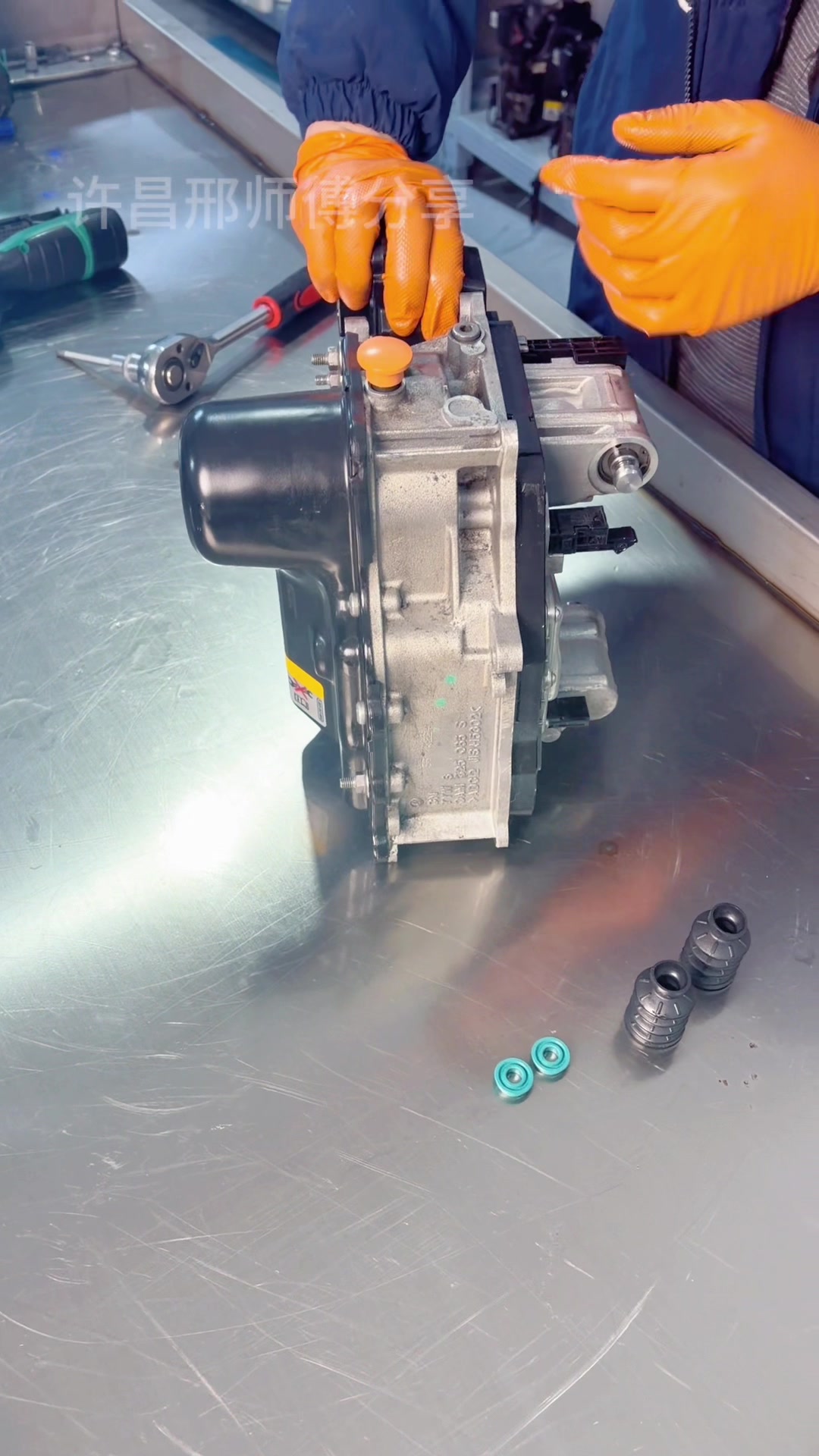 大众干式双离合机电元分解组装全过程!机电单元出现故障如何进行...