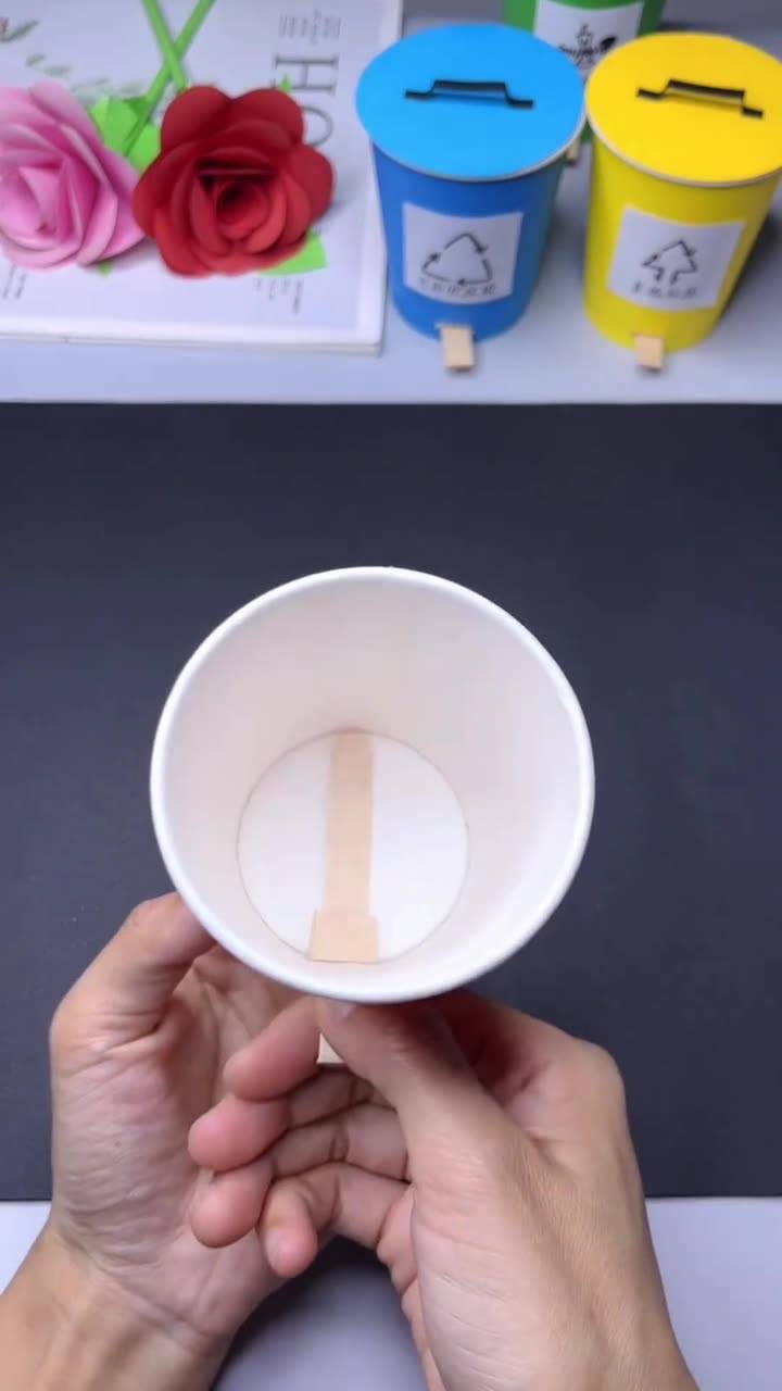 手工:用雪糕棒和纸杯制作迷你垃圾桶