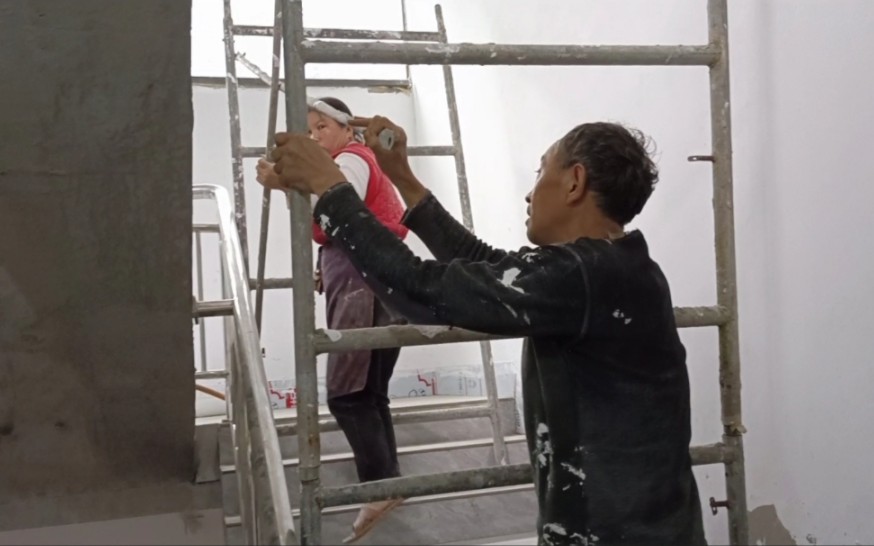 楼梯间太窄不好粉刷,脚手架不知道怎么放,看了视频就学会了