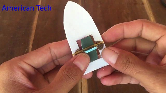 用橡皮筋制作的一个小船,放在水里,速度真快