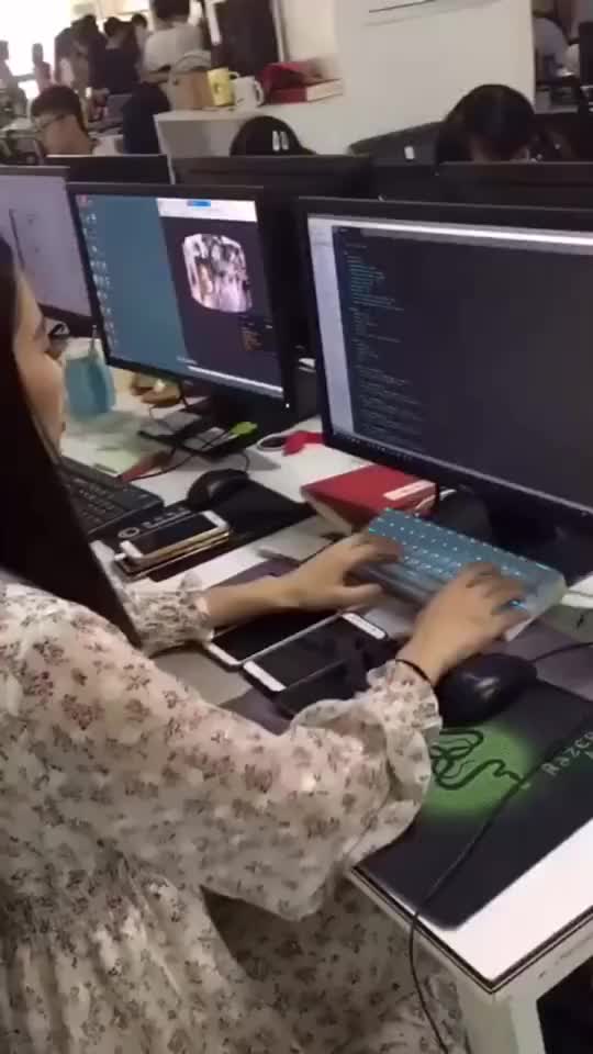 97年的阿姨给大家敲一个代码动态时钟