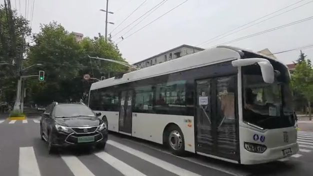 #上海 #无轨电车 转发,上海申沃客车新出的无轨电车路试
