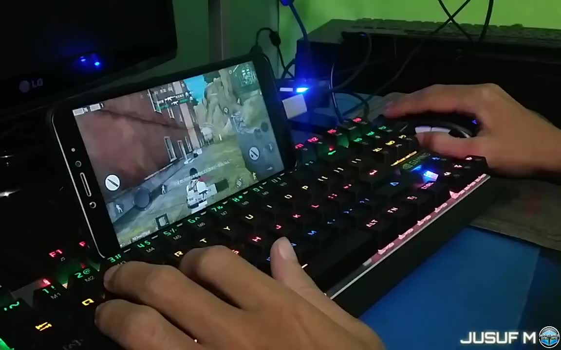 见惯了用模拟器和手柄玩手游,而这位外国小哥玩全军出击的【sao玩法...