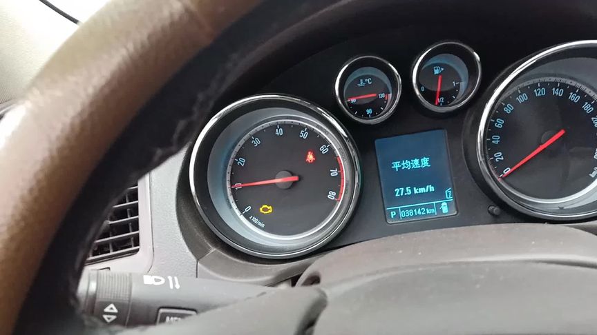 机动车仪表上显示发动机图型,不可掉以轻心。特别上高速。