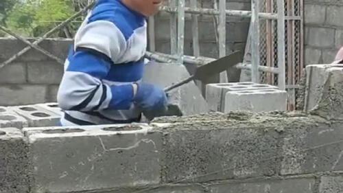 高手砌墙技术就是牛,分分钟就砌好了,一般人做不来!