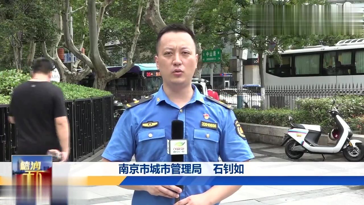 城管行:一线工人迎接"烤"验环卫部门保障安全