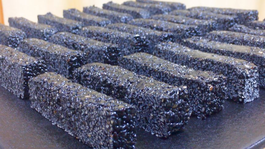 家庭自制芝麻糖,做法简单0失败,口感不输牛轧糖、雪花酥!