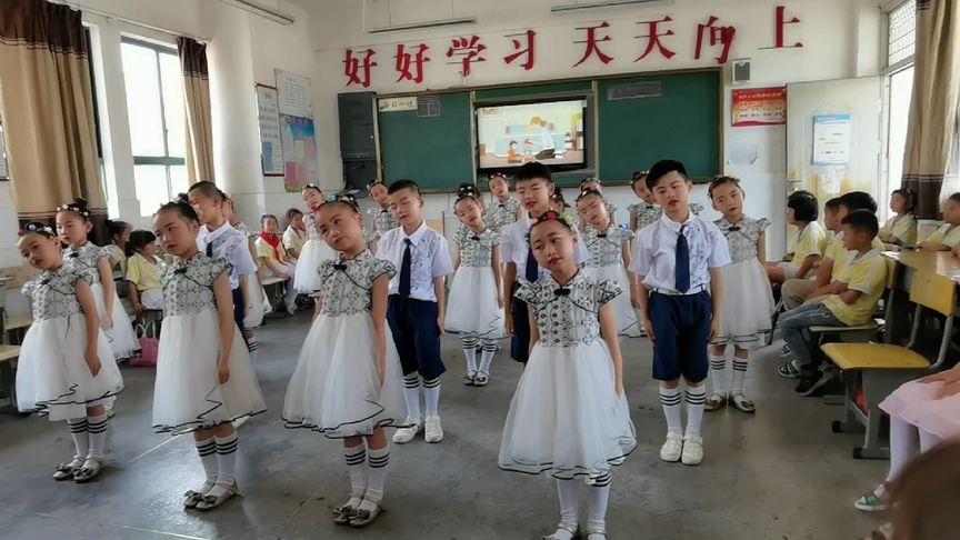 一曲《感谢有你》感动了在场的每个人,孩子们表演的真投入。