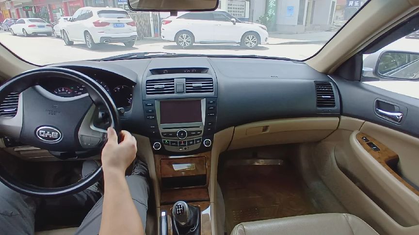 手动档的驾驶就在于离合和油门的配合,熟练了也就没啥事了!