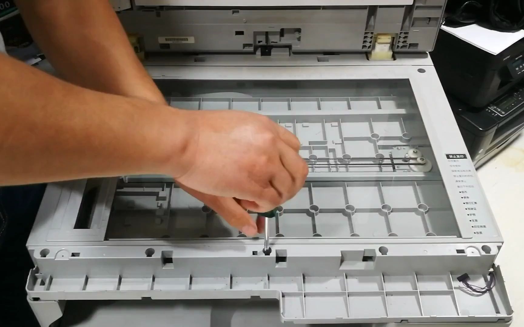 理光2014AD复印机打印正常复印有黑线的拆解步骤