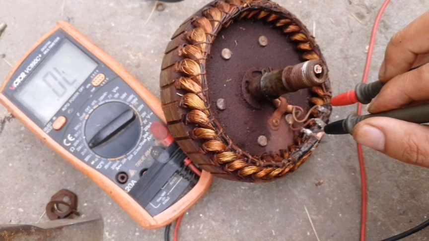 电风扇不转或转的慢是电容坏了?其实大多数都是线圈焊接处断线。