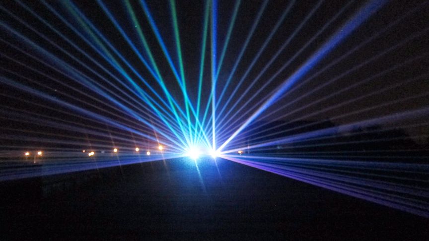 强过太阳光10亿倍,看一眼就眼瞎。激光为什么那么厉害?