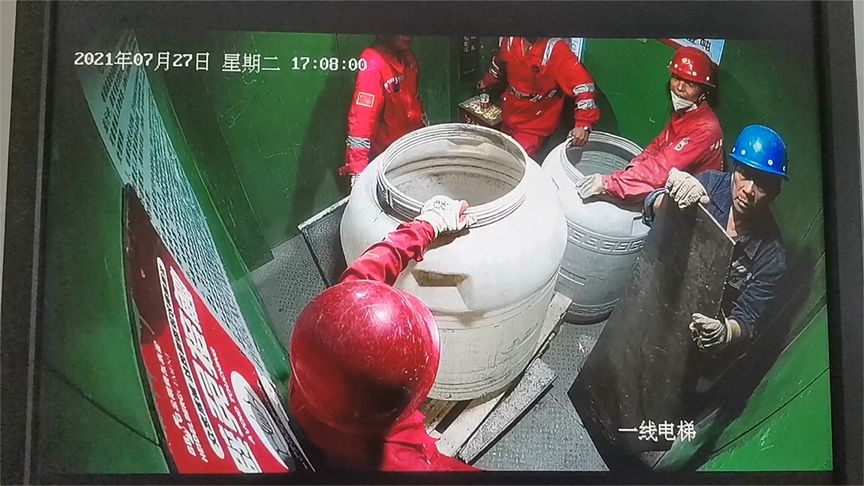 某工厂维修工人使用电梯运载钢板从地坎缝隙掉入底坑