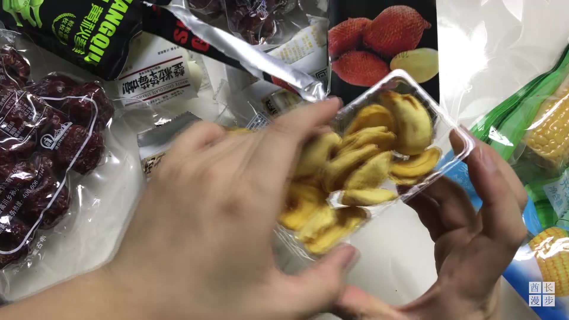 一点水分都感觉不到的水果!看我弟弟买的100元小零食,各种风干素材...