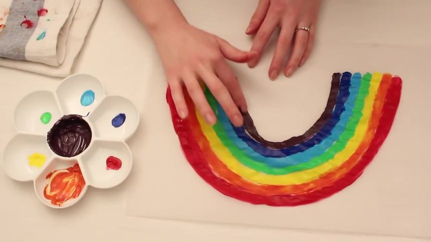 幼儿园美术手工视频教程:徒手也能画彩虹,被颜料宠爱的孩子