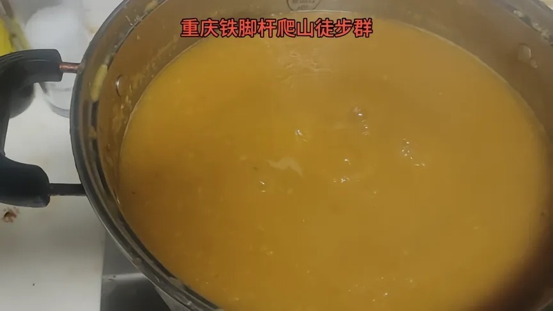 群里组织友友们去爬山在大山上摘野生枇杷,回家做枇杷膏
