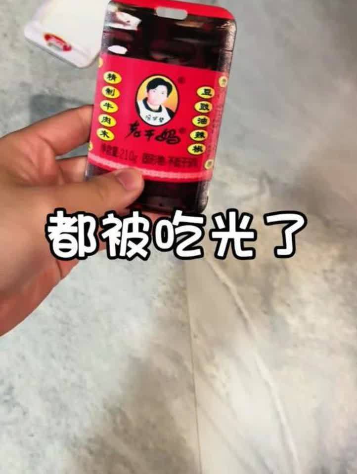 哆啦a梦躲在门里偷偷的吃东西#哆啦a梦 #冰箱贴 #摆件 #新奇特玩具 #...