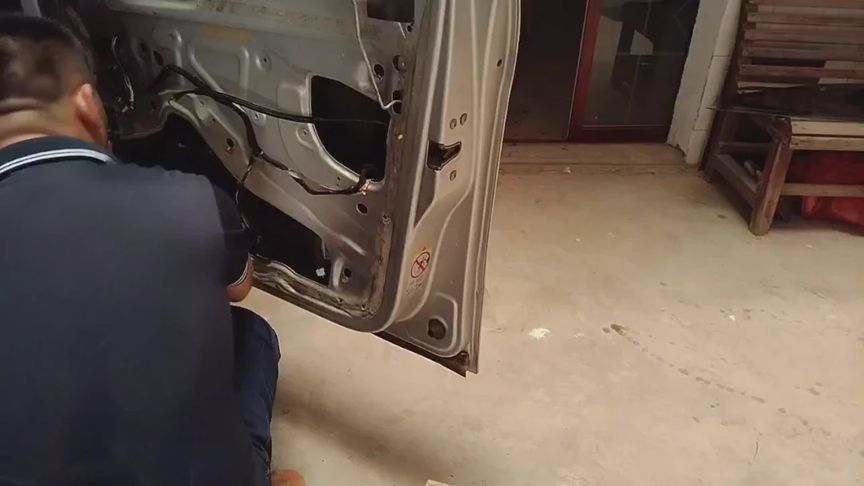 更换大众朗逸玻璃升降器