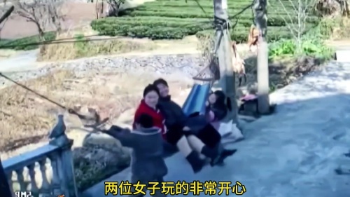 秋千突然断裂,两女子瞬间被甩飞出去