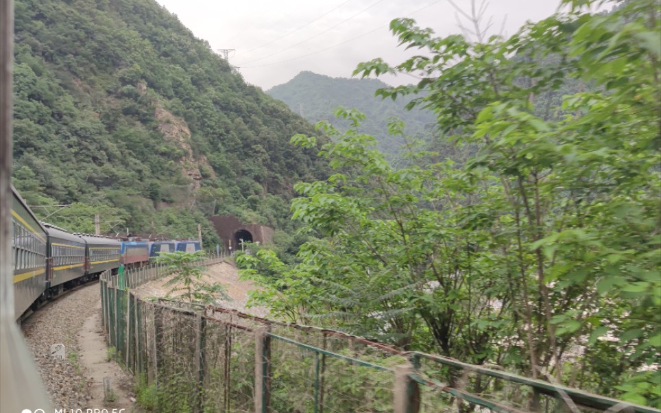 宝成铁路下行方向K545次列车经由观音山展线翻越秦岭高坡,宝鸡—...