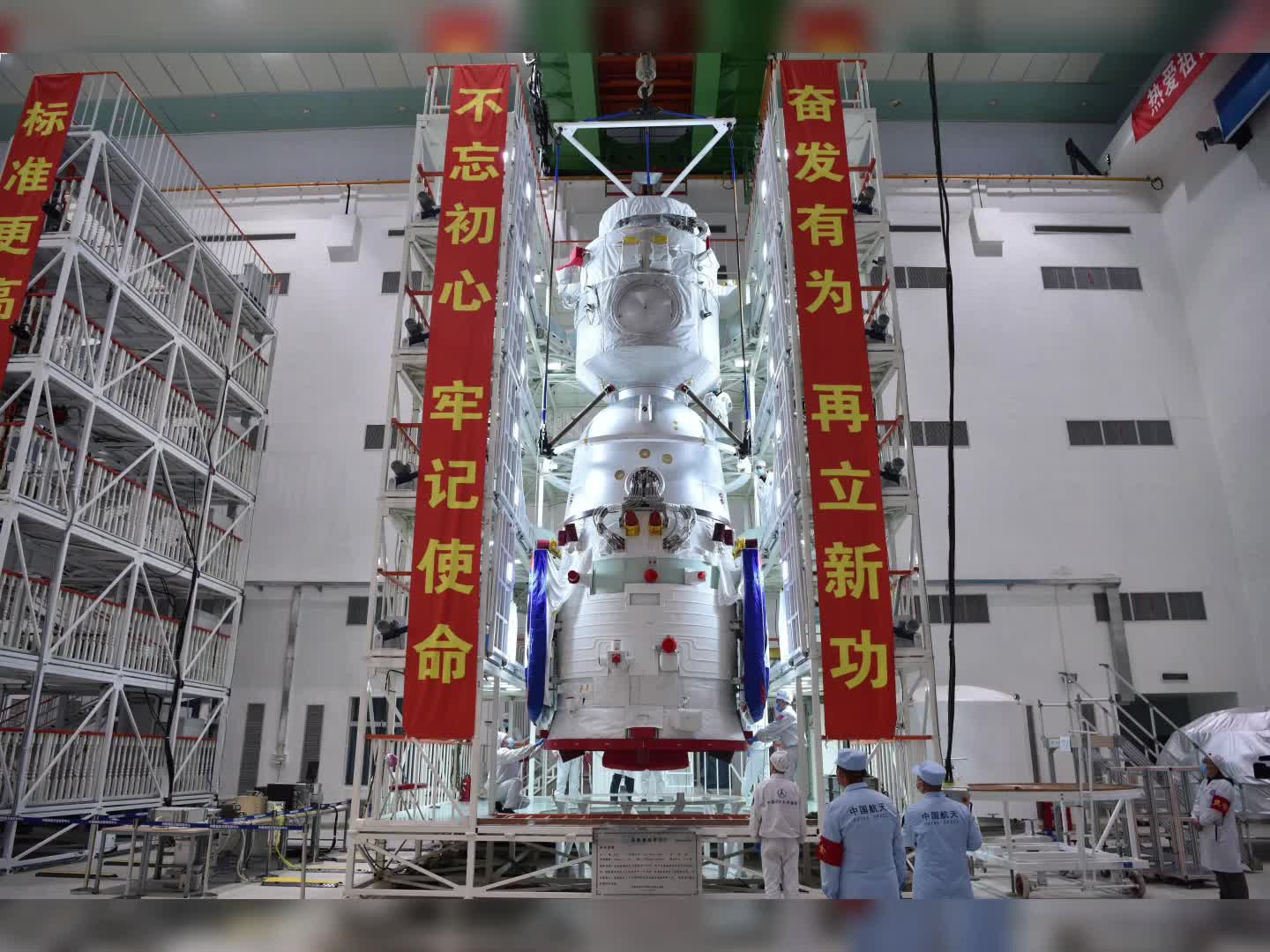 ...神舟二十号载人飞船和长征二号F遥二十运载火箭运抵酒泉卫星发射...