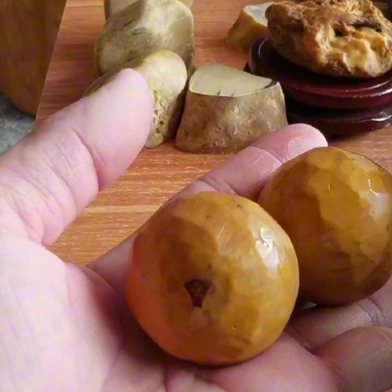 一块废料切了两个玉石球盘玩珠,大家觉得还有必要把它磨圆吗?