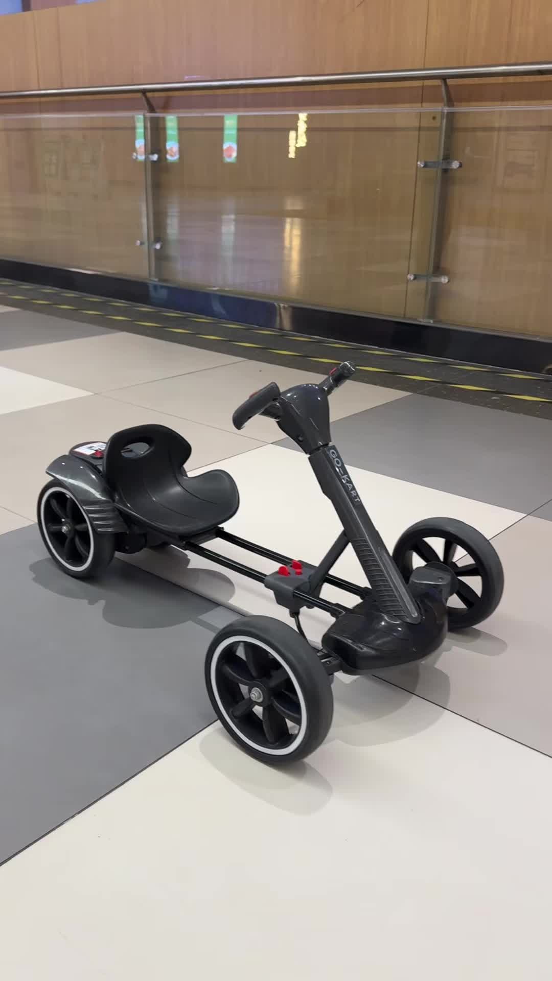 ...设计的#童车 不需要安装的#儿童电动车 打开即用,一秒折叠方便携带,...