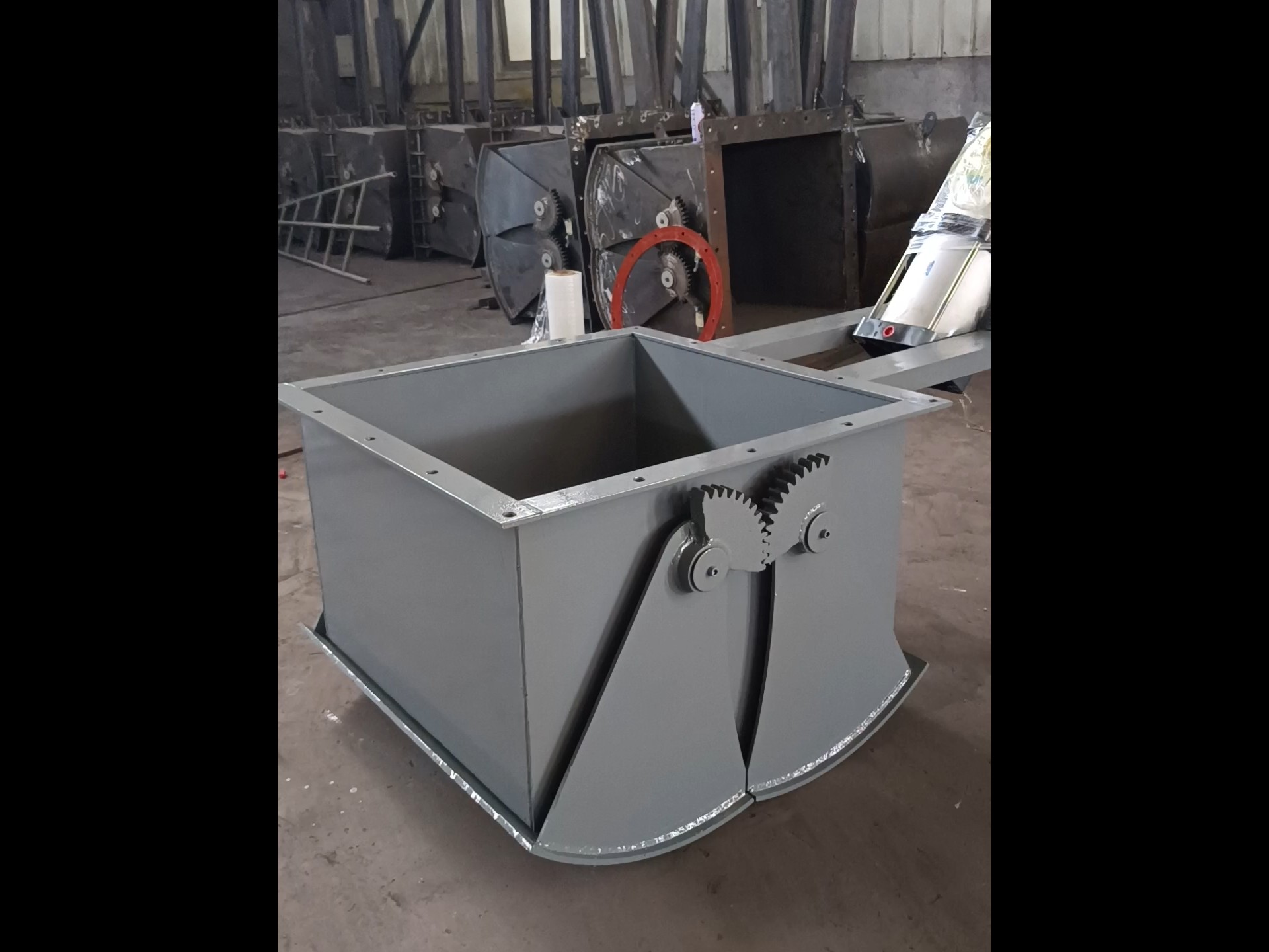 ...放料闸门800气动腭式闸阀还叫电动储泥斗 污水处理厂专用电液推杆...