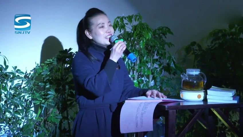 全民阅读书香浓活动中,爱好者们互相分享交流阅读经验