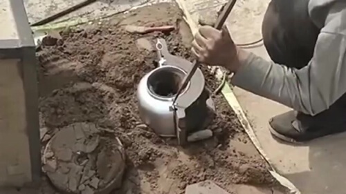 村里大哥的独门绝活,倒模铝壶,现在很少见这门手艺了!