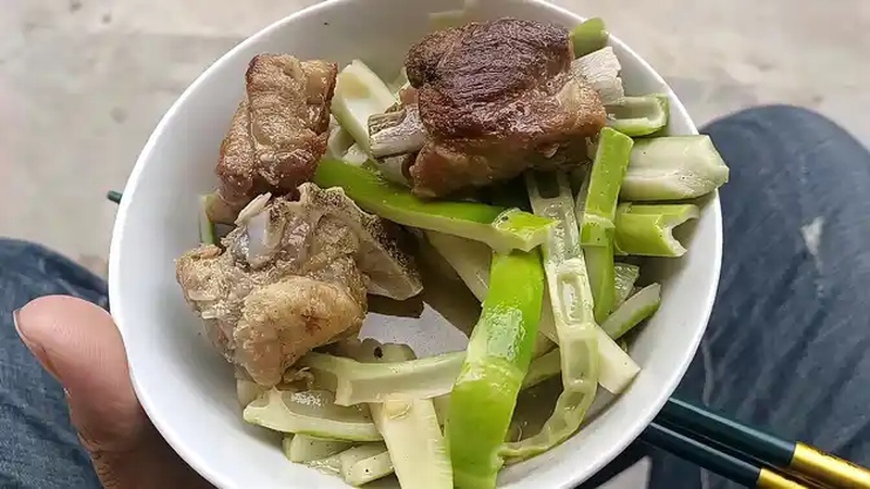 用竹笋和排骨炖出家常美味汤