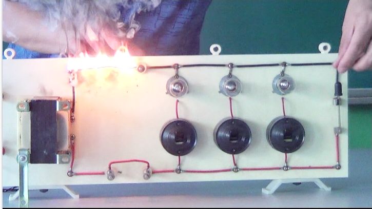 初三物理:为了让学生记住短路,这老师真是拼了,好危险的实验!