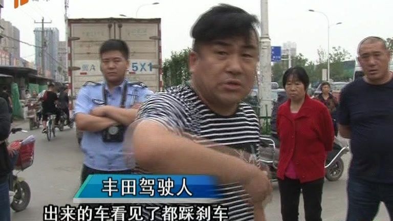 转弯半径小,俩车门口撞