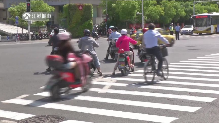 南京:电动车出行安全 除了头盔还要注意啥?|零距离0520
