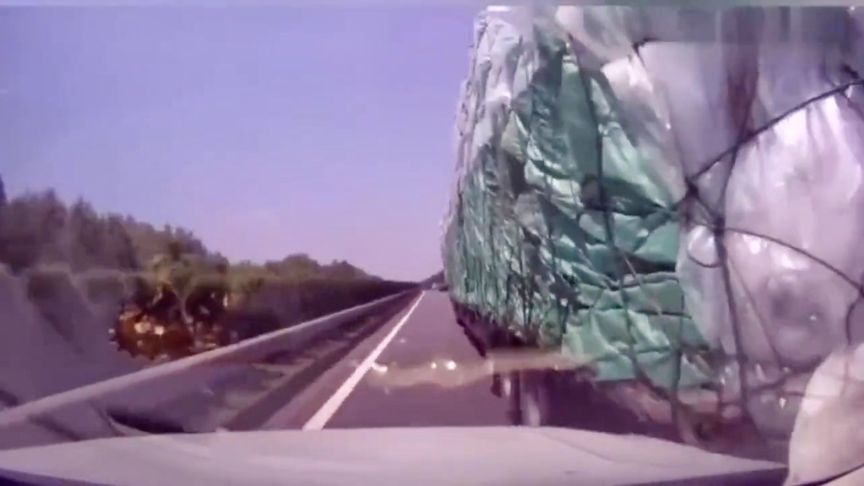 行车记录仪:当正常行驶遇上随意变道的,这事故责任怎么划分?