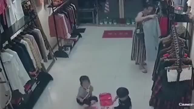 视频监控拍到孩子正在玩家家!身后女子无耻行为被拍下!