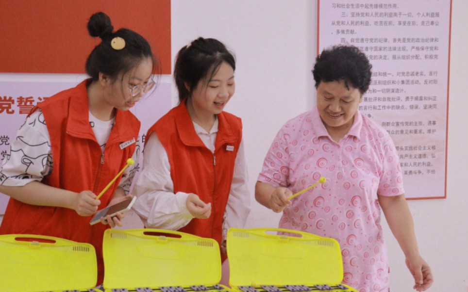 暑期三下乡社会实践|大学生走进社区与老党员开展红色主题活动