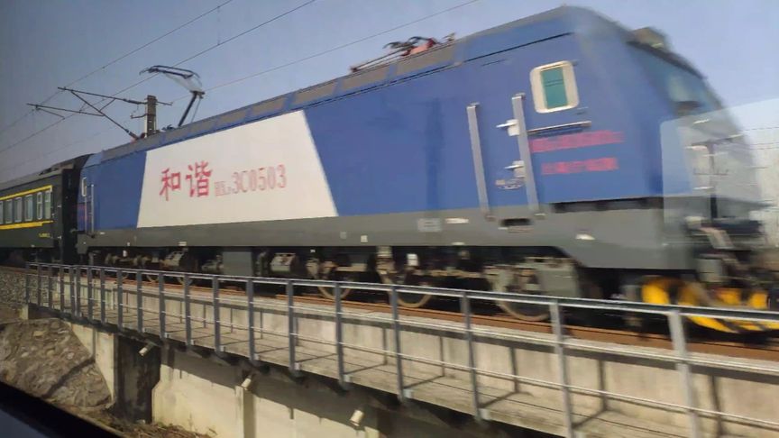 G7580次列车会车下行K61西安—南通本务上局宁东HXD3C-0503