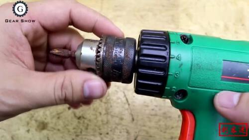 修理一个岛国产的洋垃圾充电手电钻,换换电池就能正常使用