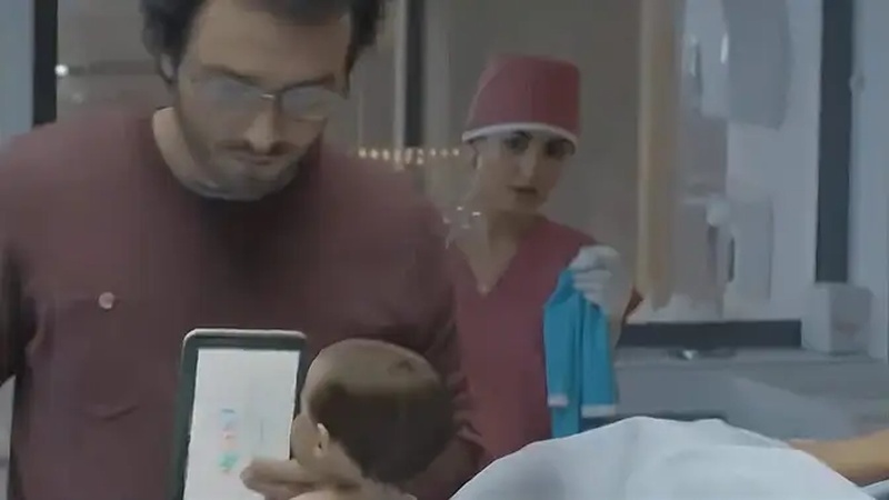 孕妇在努力生孩子,不料婴孩自己爬出来,还自己剪脐带!