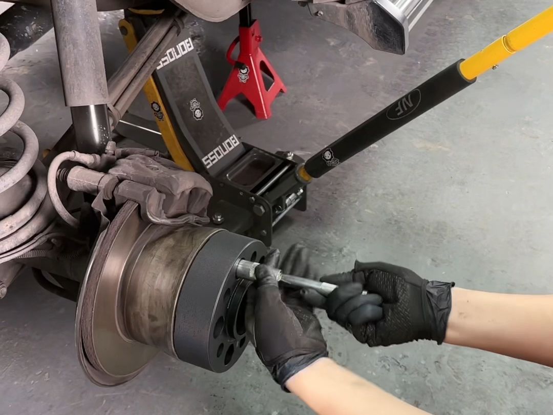 这大G就比较少见了,有人知道?在车上装一套这么厚的BONOSS法兰盘...