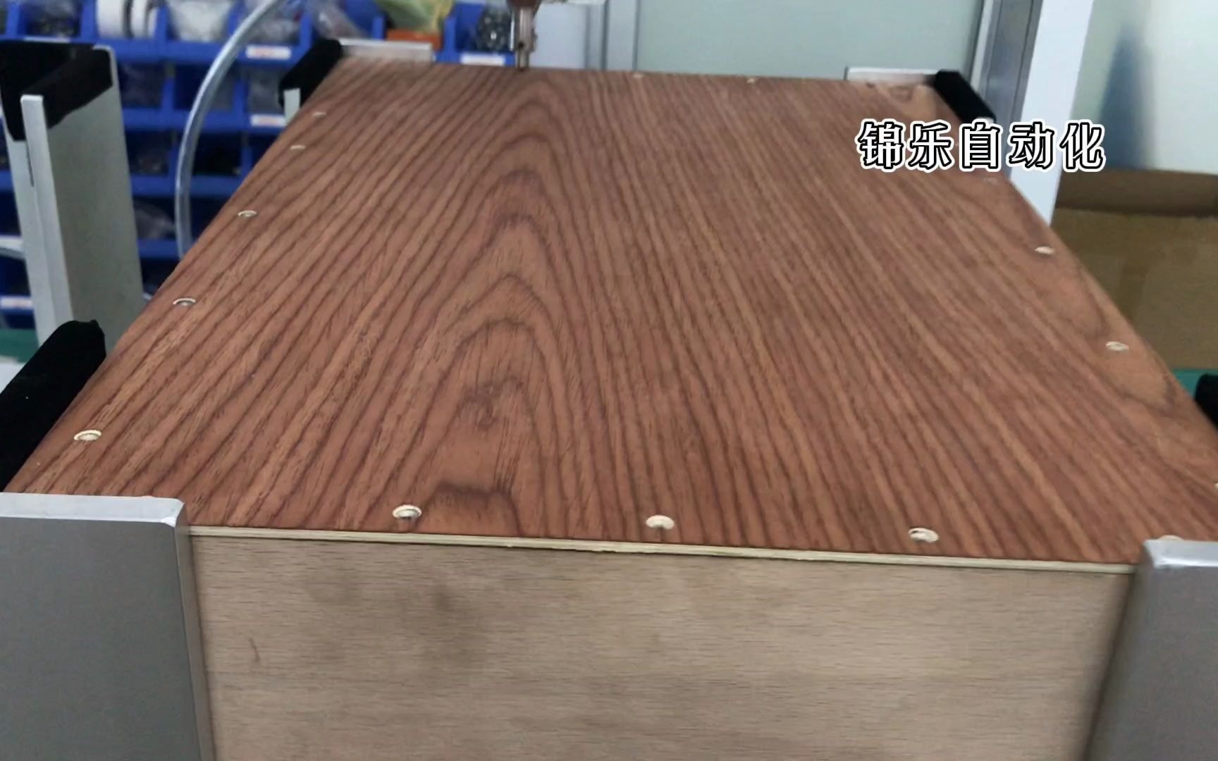 自动钉木箱的机器啊!可以省一波人工费了。