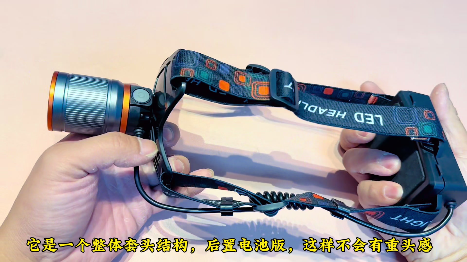 户外活动套头头灯 这款头灯内置6000毫安锂电池,强光续航可达10小时...