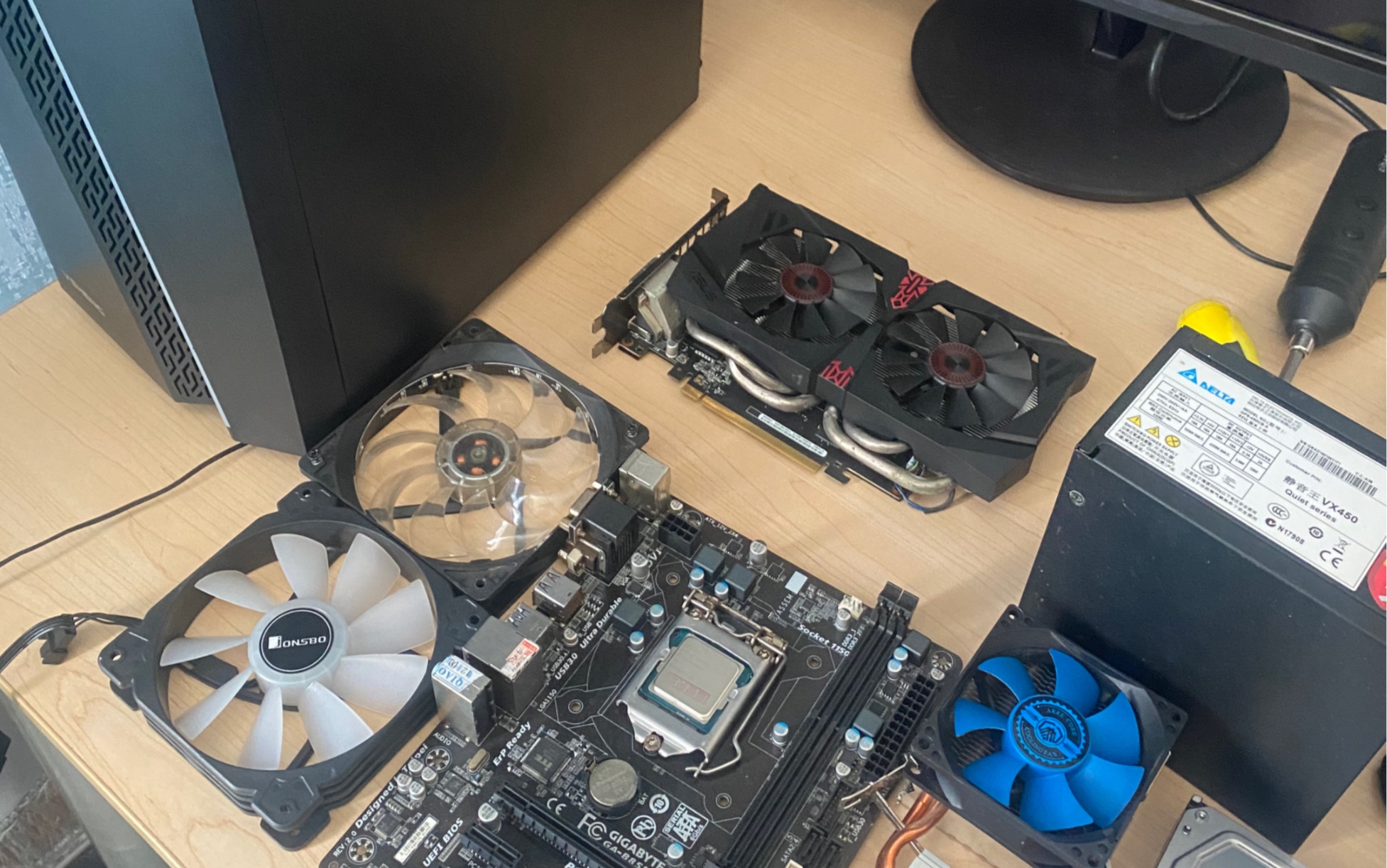 ...技嘉b85主板,威刚8g内存,三星120g固态,西数500g机械硬盘,两把风扇...