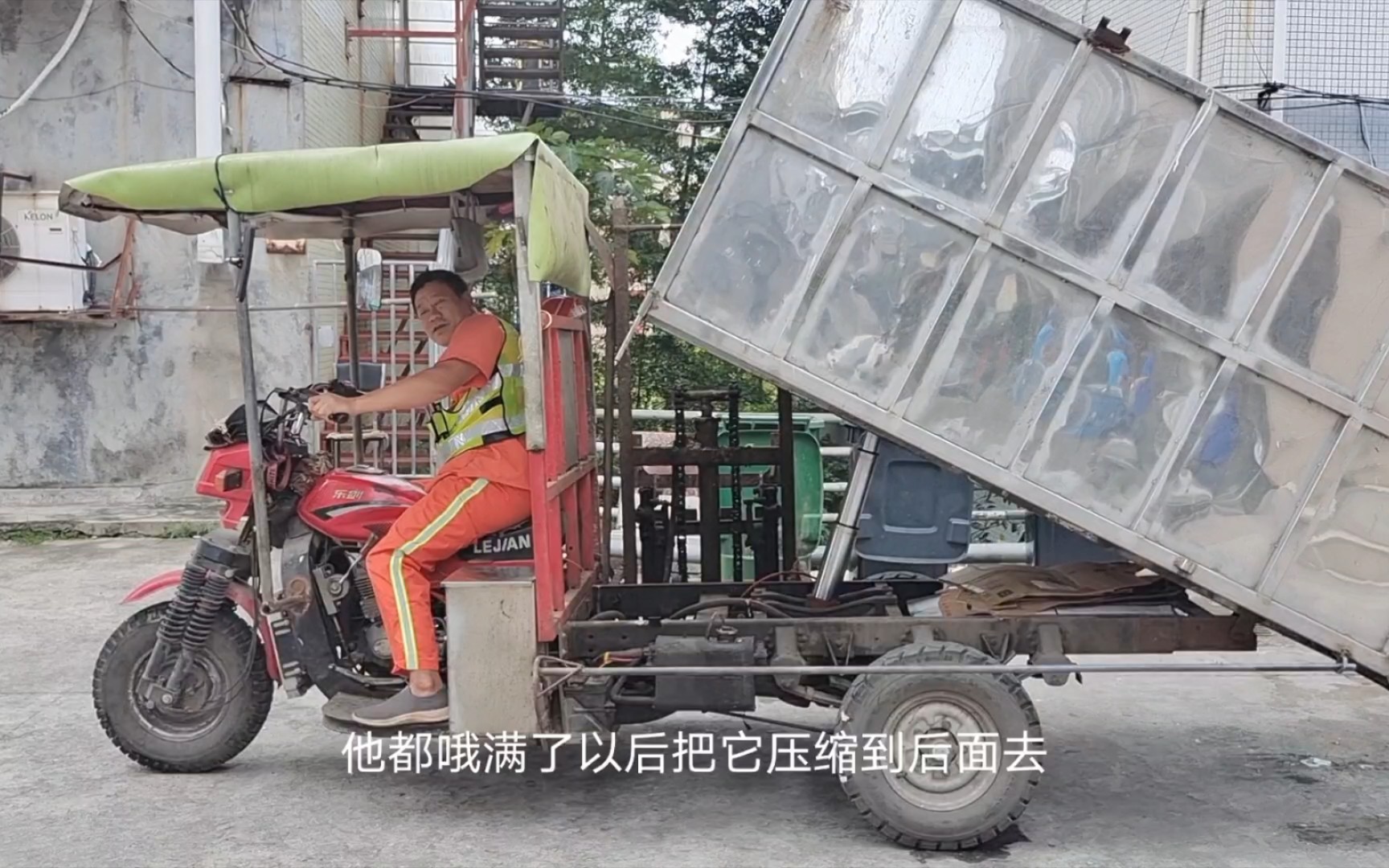 在广东看到这样的小型垃圾自装自卸车,真开眼。