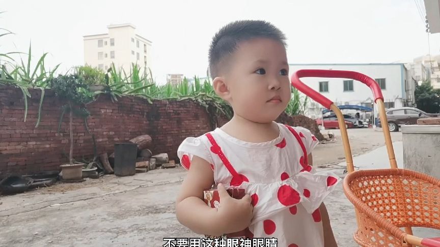 宝妈大意了,八个月的小孩子从楼梯上摔下来,结果出乎意料。