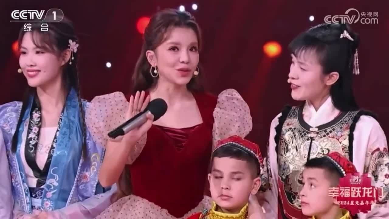 小一姐姐和新疆唐锦书院的孩子们走进央视用手势舞《万疆》表白祖国...