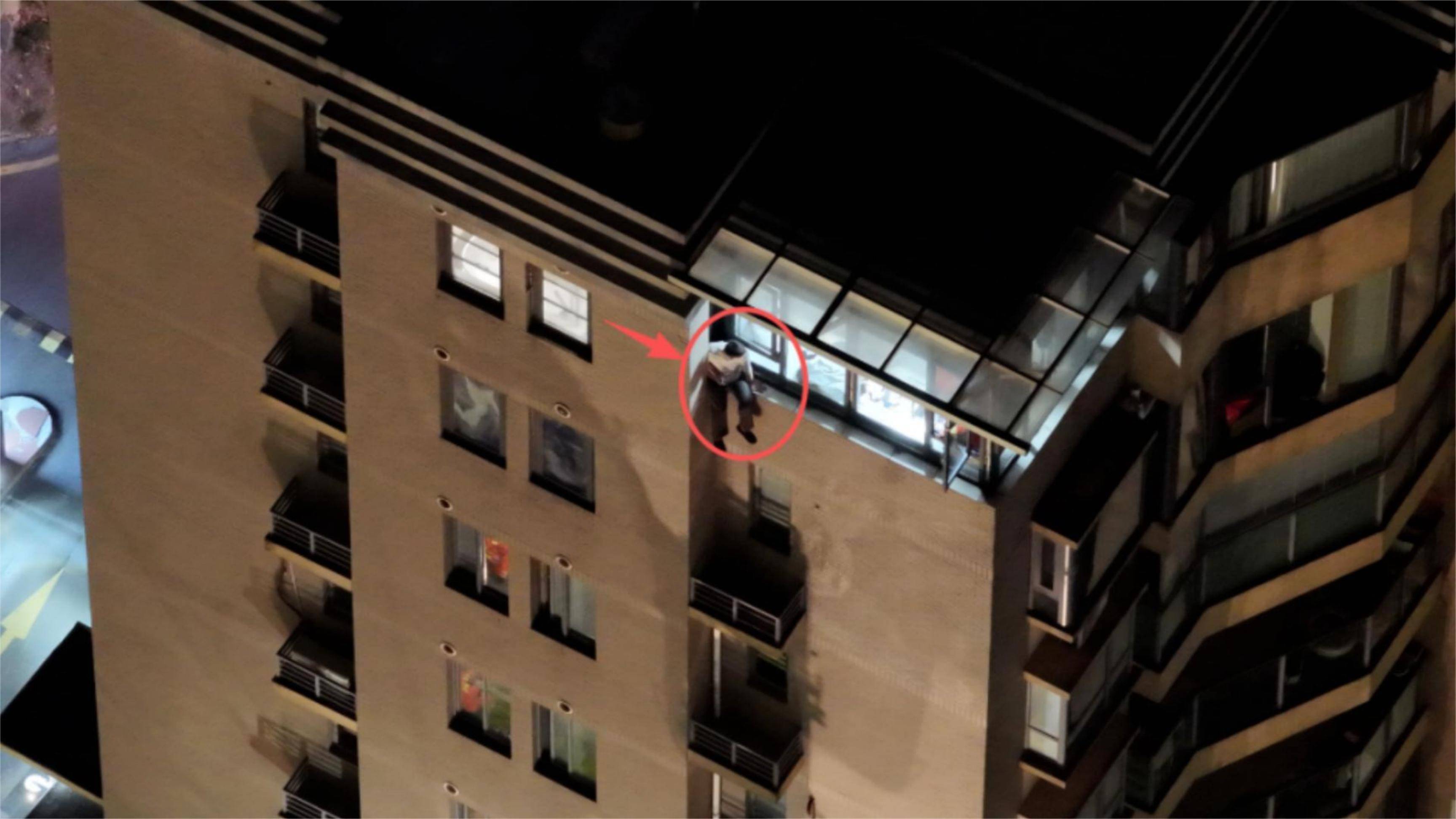 男子与女友吵架竟坐在11楼窗外"吹风醒脑",冷静下来后发现被困